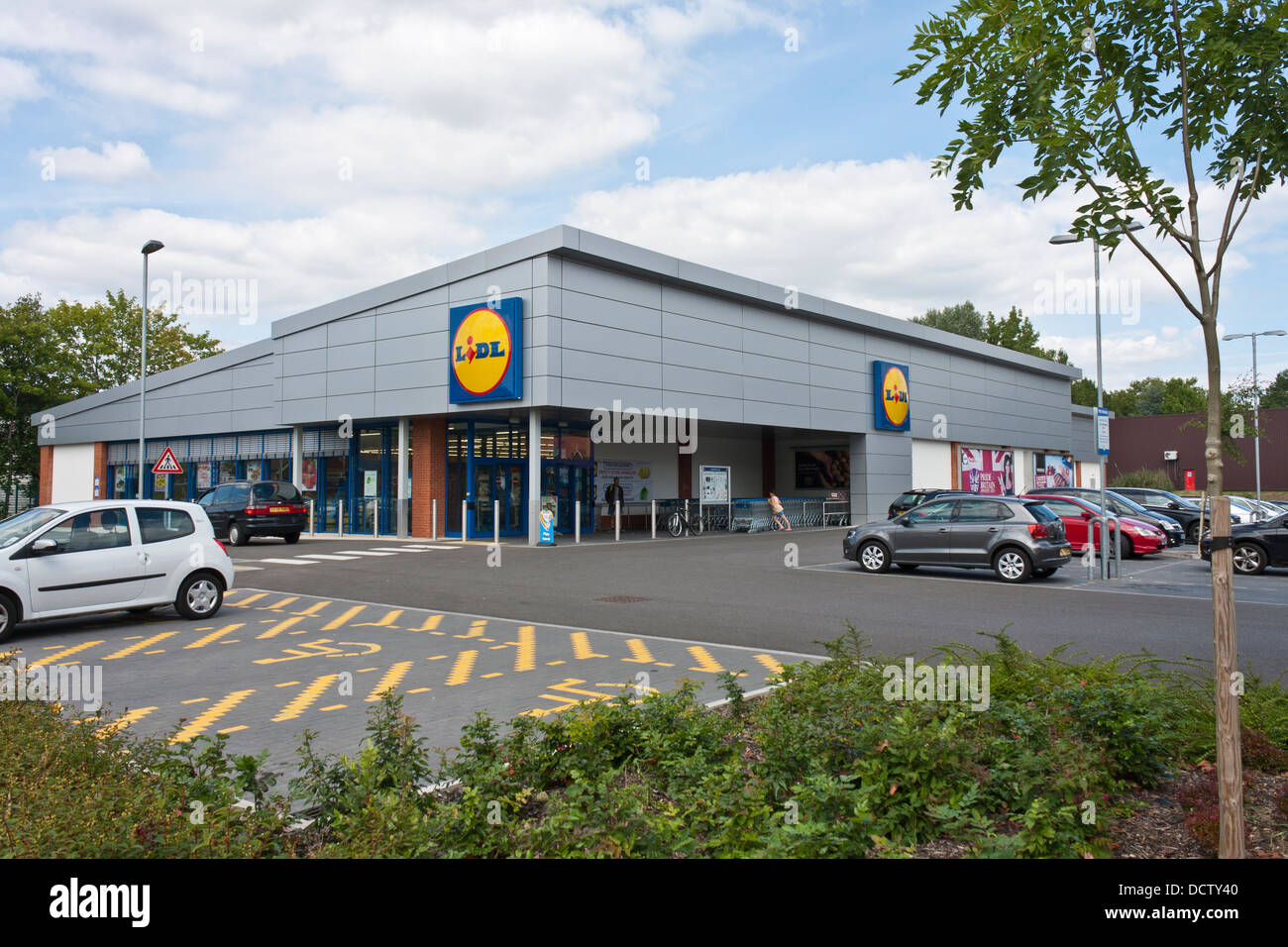 Exterior of discount supermarket, Lidl. Wokingham, Berkshire, England ...