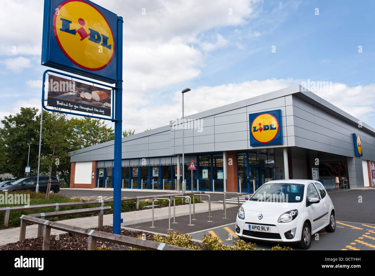 Lidl uk store hi-res stock photography and images - Alamy