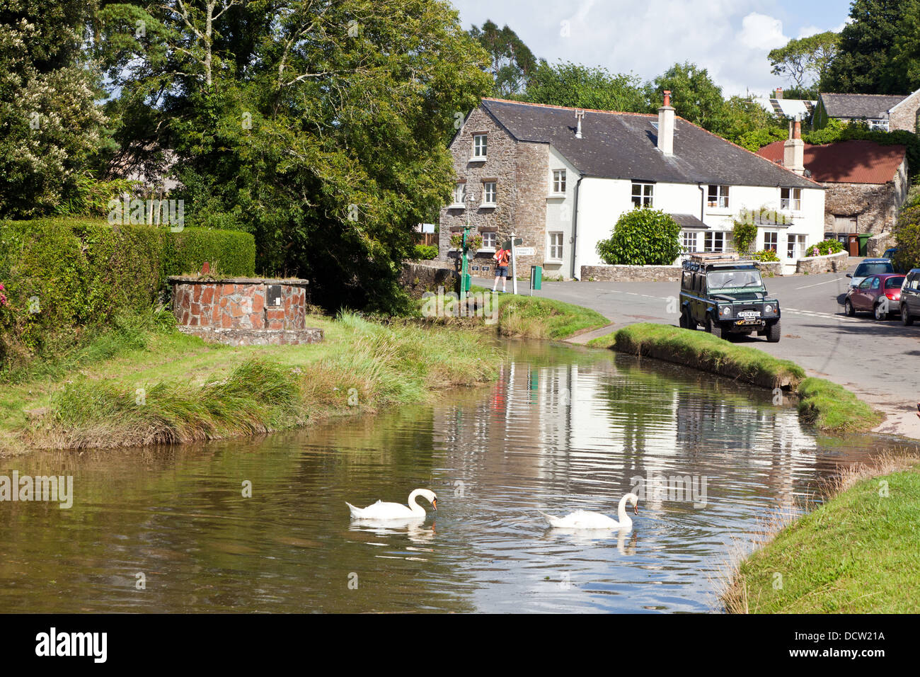 English village green hi-res stock photography and images - Alamy