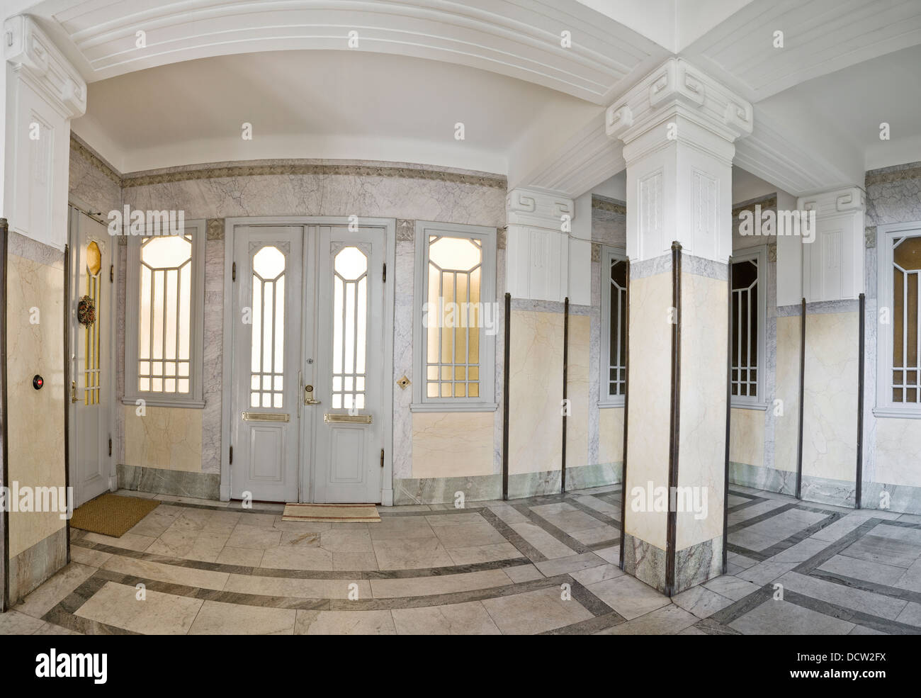 Entrance hall feature lighting hi-res stock photography and images - Alamy