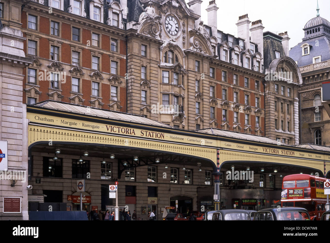 London victoria train hi-res stock photography and images - Alamy