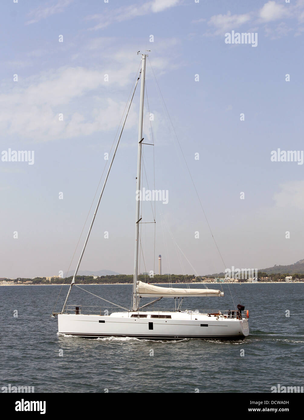 Side view of white yacht sailing on ocean Stock Photo - Alamy