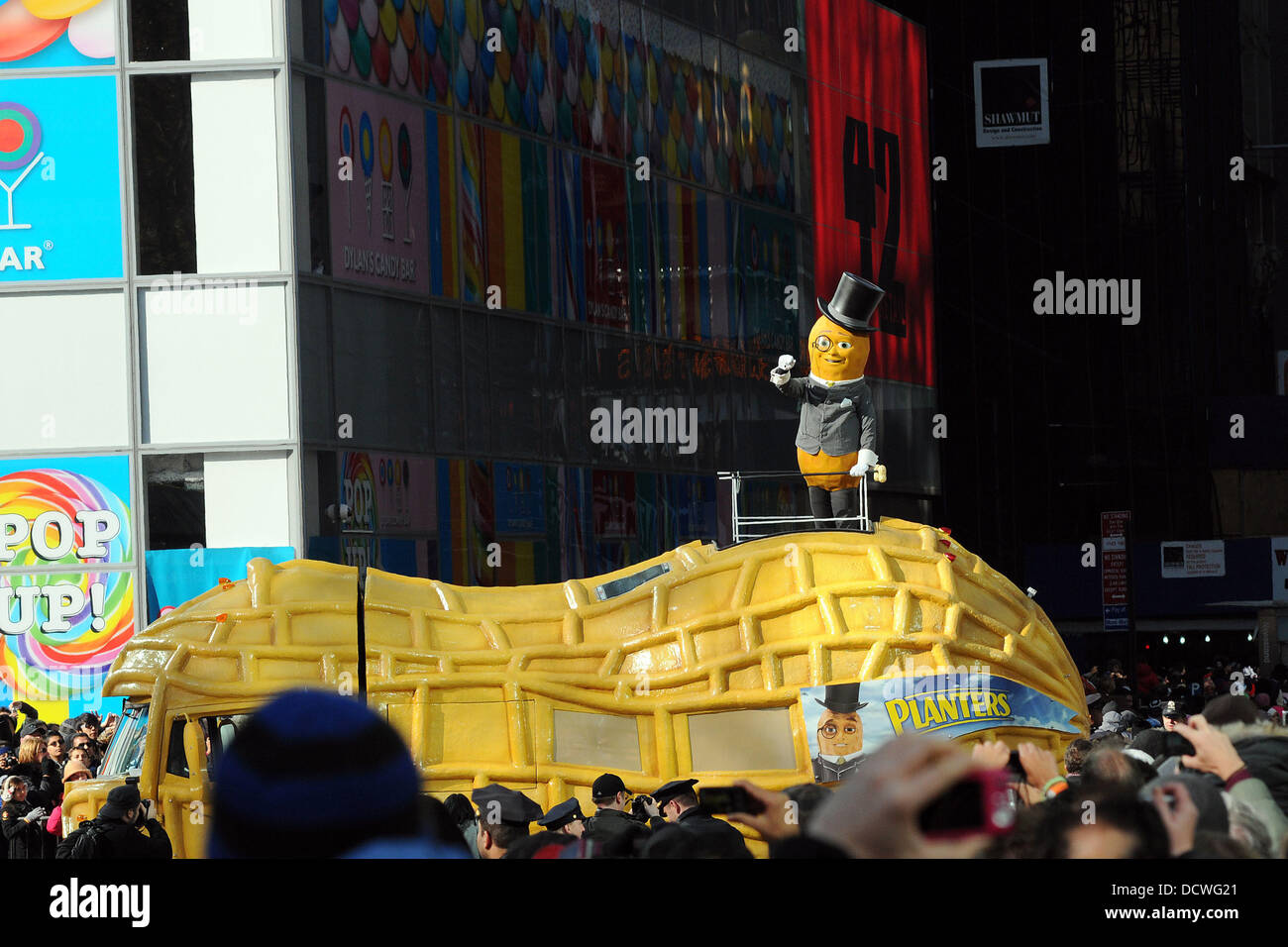 Thanksgiving parade float peanut hi-res stock photography and images ...