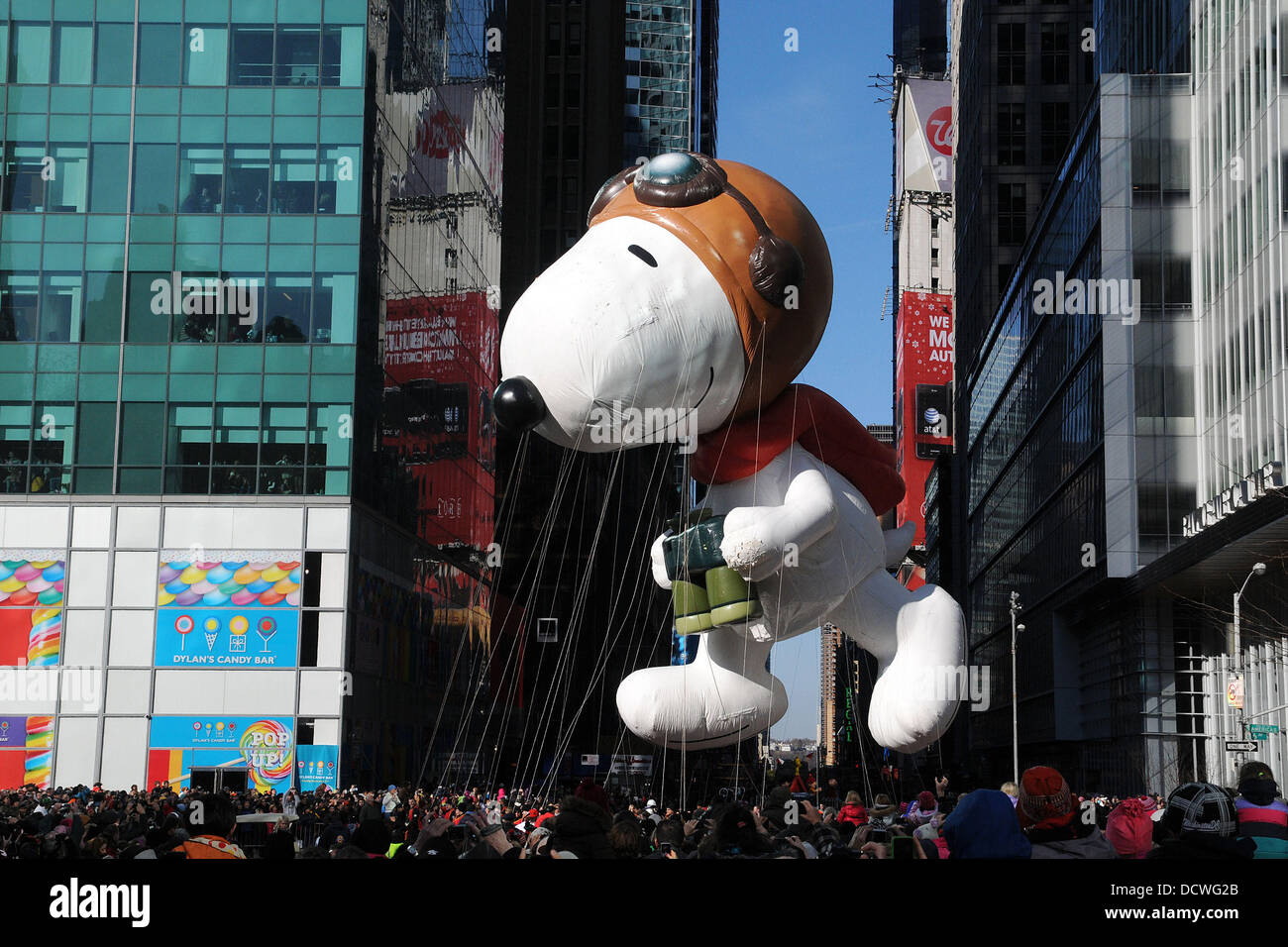 Snoopy, balloon float at Macy's 85th Annual Thanksgiving Day Parade ...