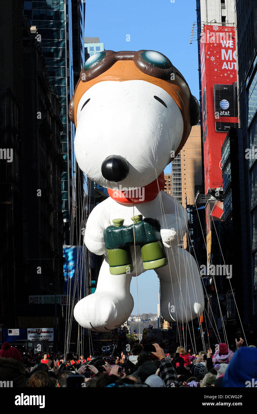 Macy's thanksgiving parade snoopy hi-res stock photography and images ...
