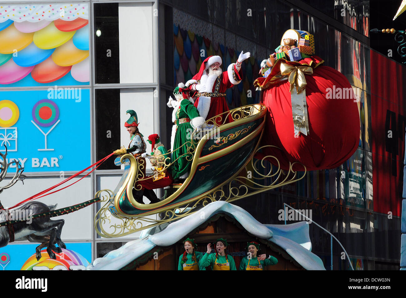 Santa claus macys thanksgiving day hi-res stock photography and images ...
