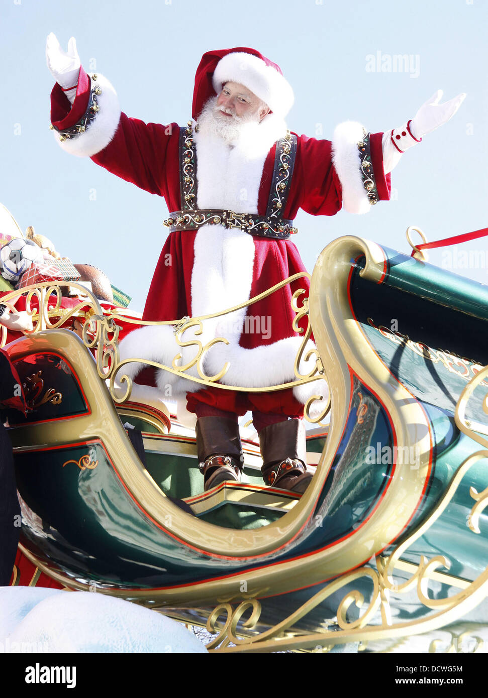 Santa claus macys thanksgiving day hi-res stock photography and images ...