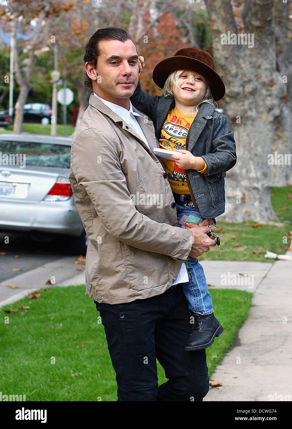 Gavin Rossdale holds Zuma as they arrive at Gwen's parents home to ...