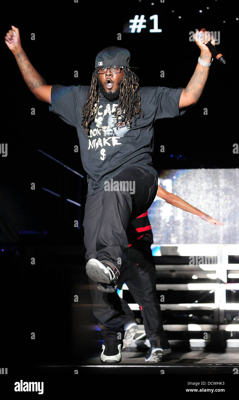 T-Pain performs during the Black Eyed Peas' final concert of the year ...