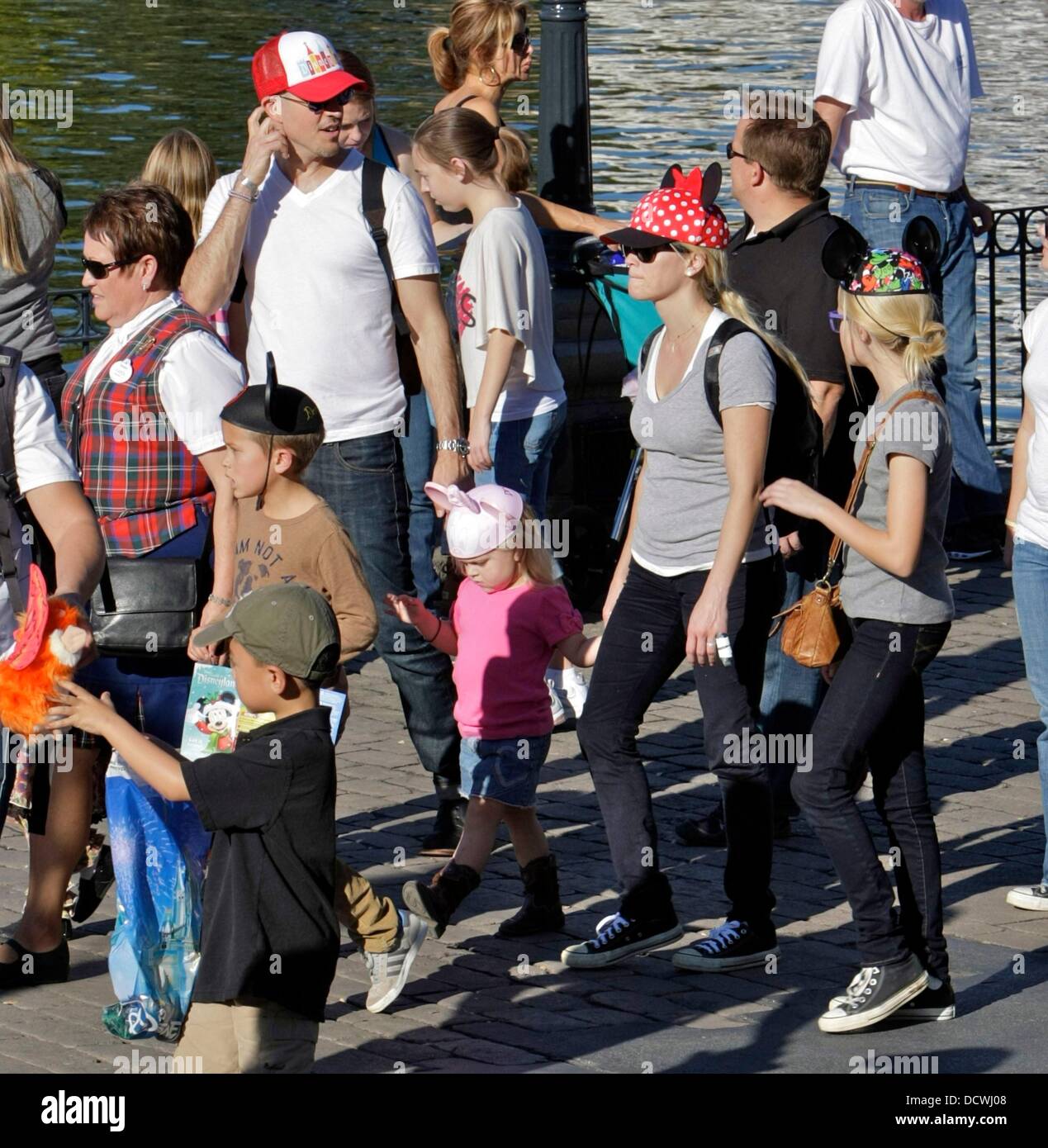 Reese Witherspoon And Jim Toth And Kids