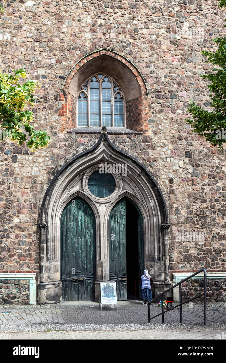 St marys church gates hi-res stock photography and images - Alamy
