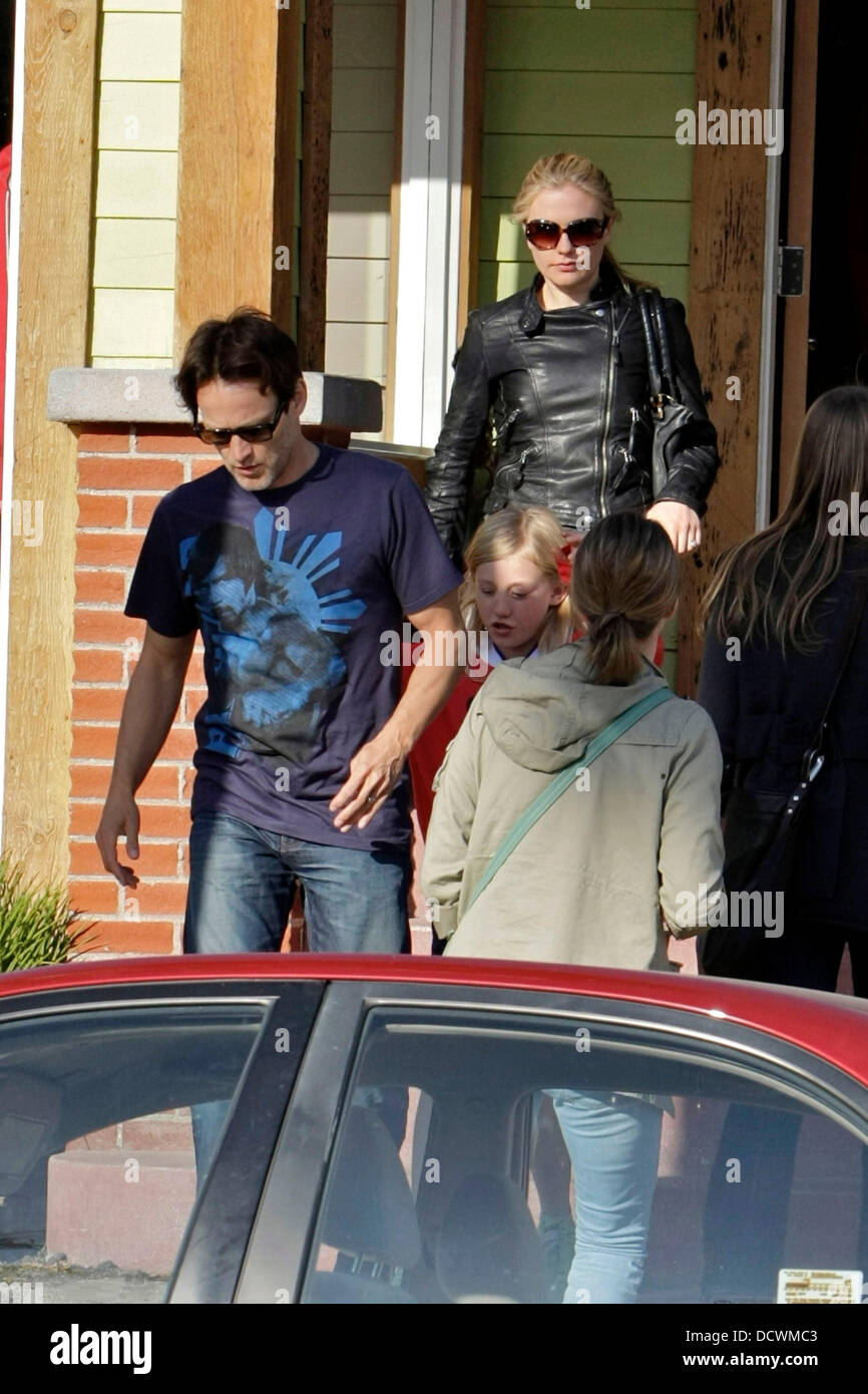 Anna paquin stephen moyer daughter hi-res stock photography and images ...