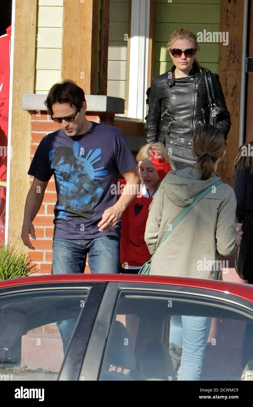 Anna Paquin, Stephen Moyer and his daughter Lilac Moyer spend the day ...