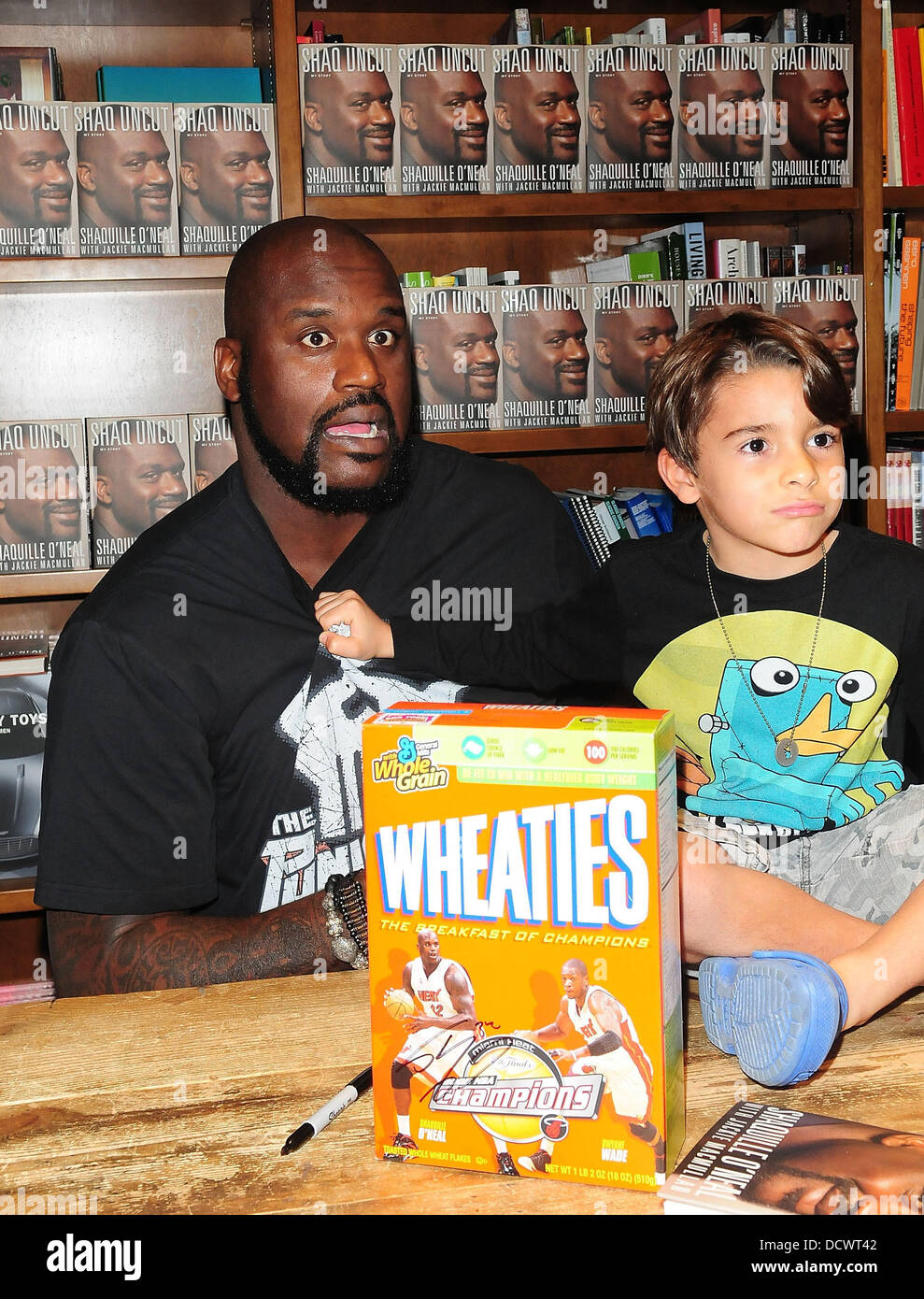 Shaquille O'Neal greets fans and signs copies of his book 'Shaq Uncut ...
