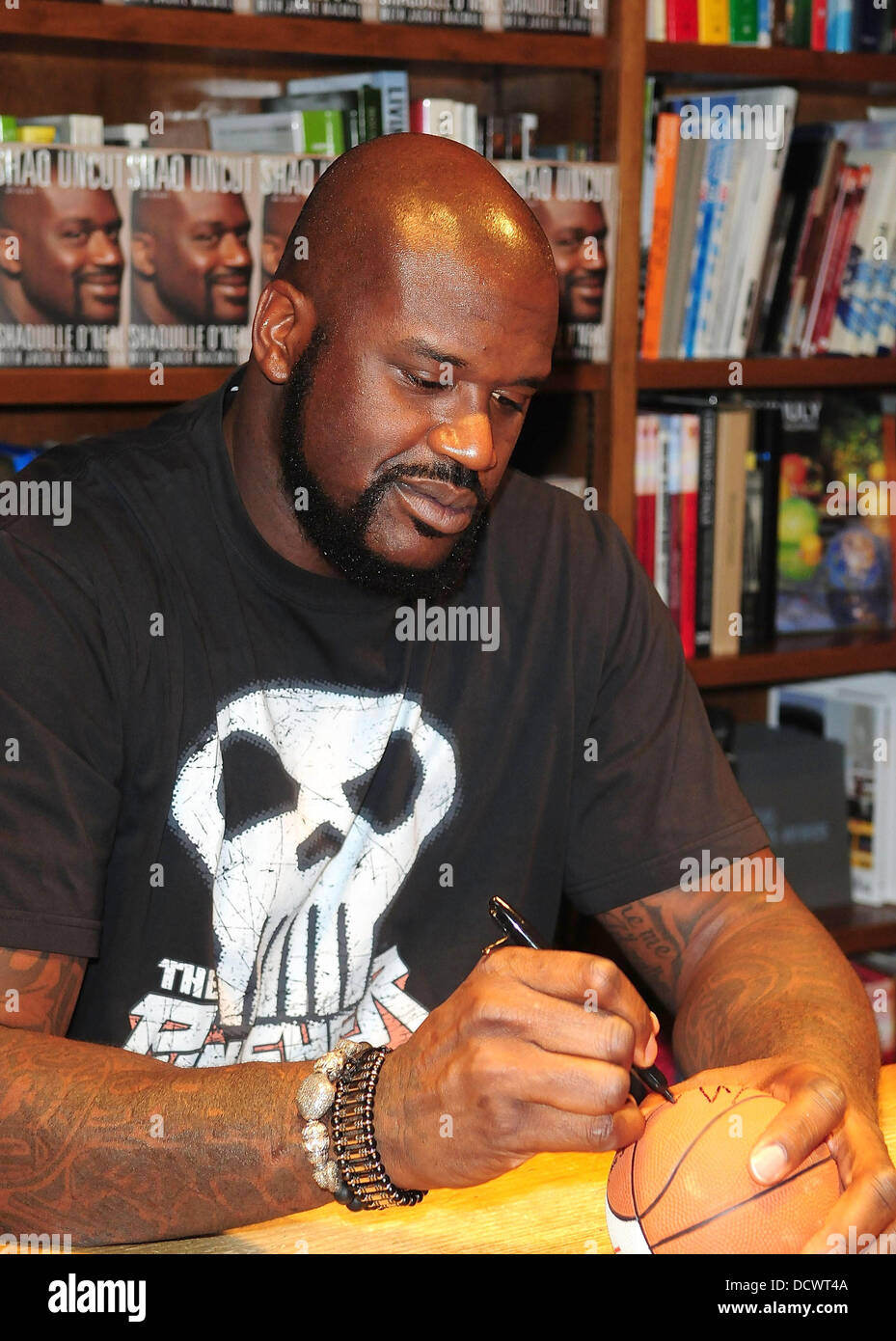 Shaquille O'Neal greets fans and signs copies of his book 'Shaq Uncut ...