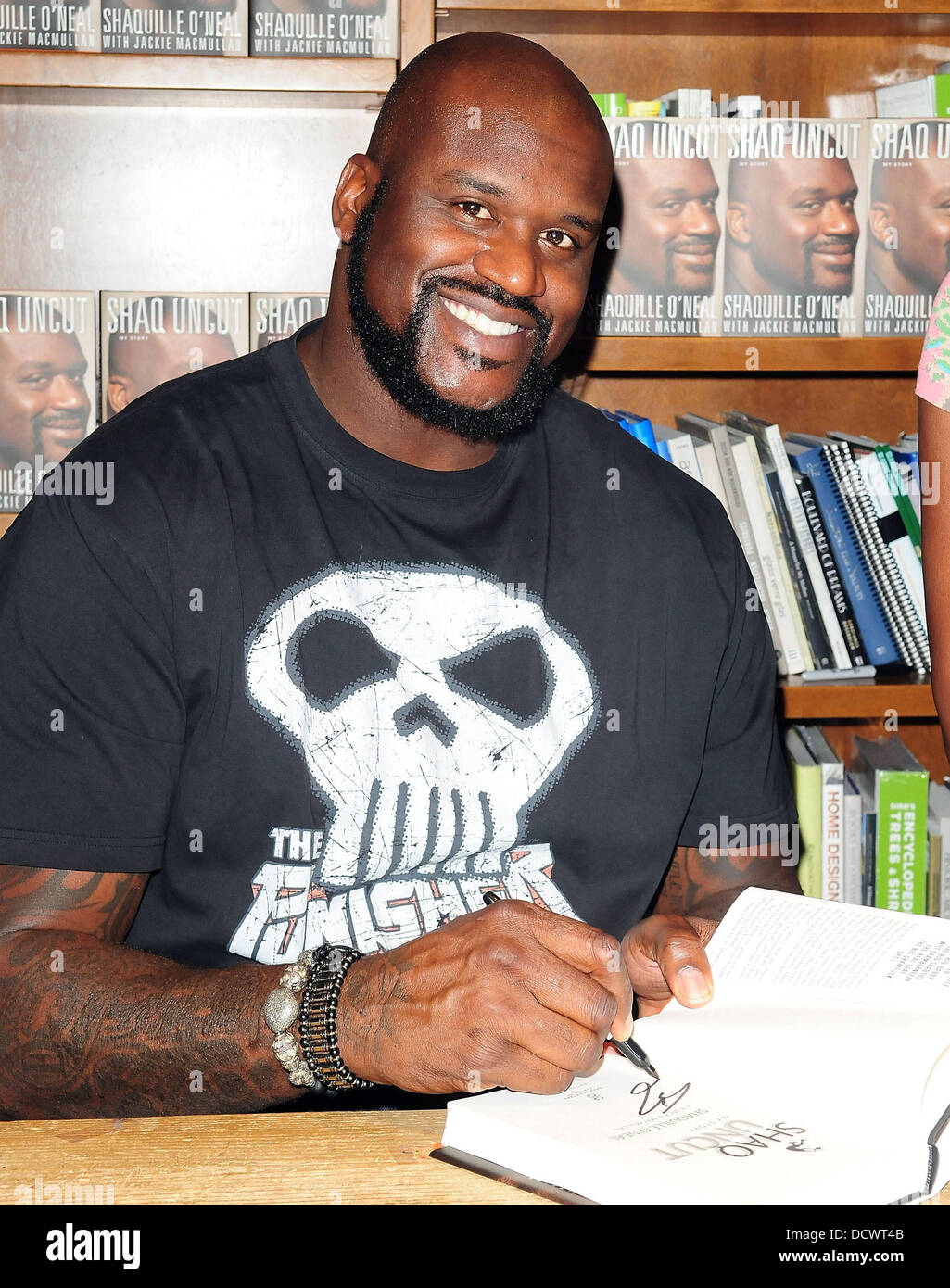 Shaquille O'Neal greets fans and signs copies of his book 'Shaq Uncut ...