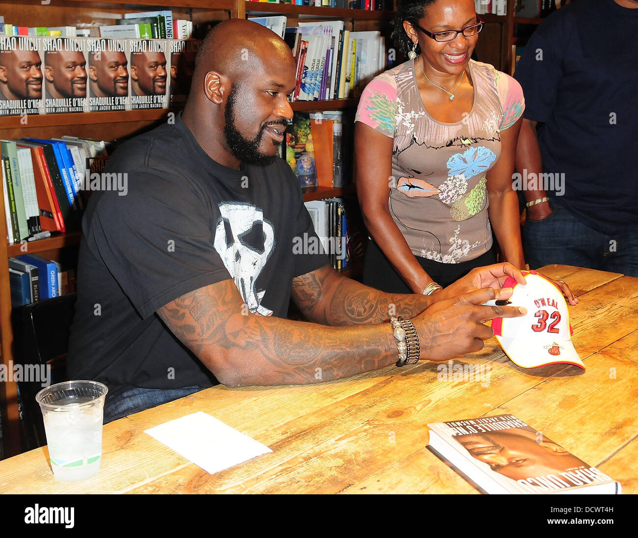 Shaquille O'Neal greets fans and signs copies of his book 'Shaq Uncut ...