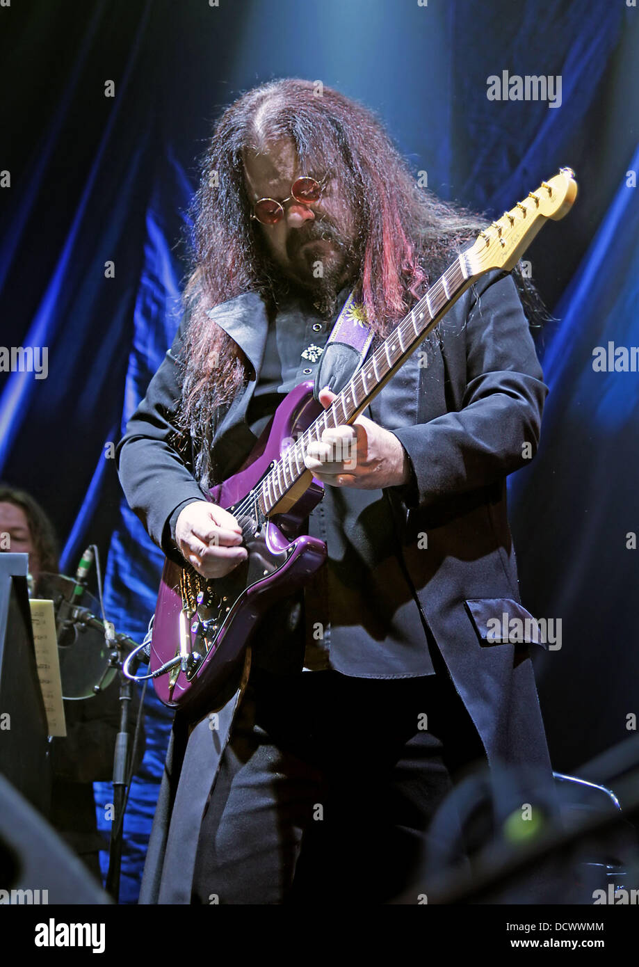 Roy wood performing hi-res stock photography and images - Alamy