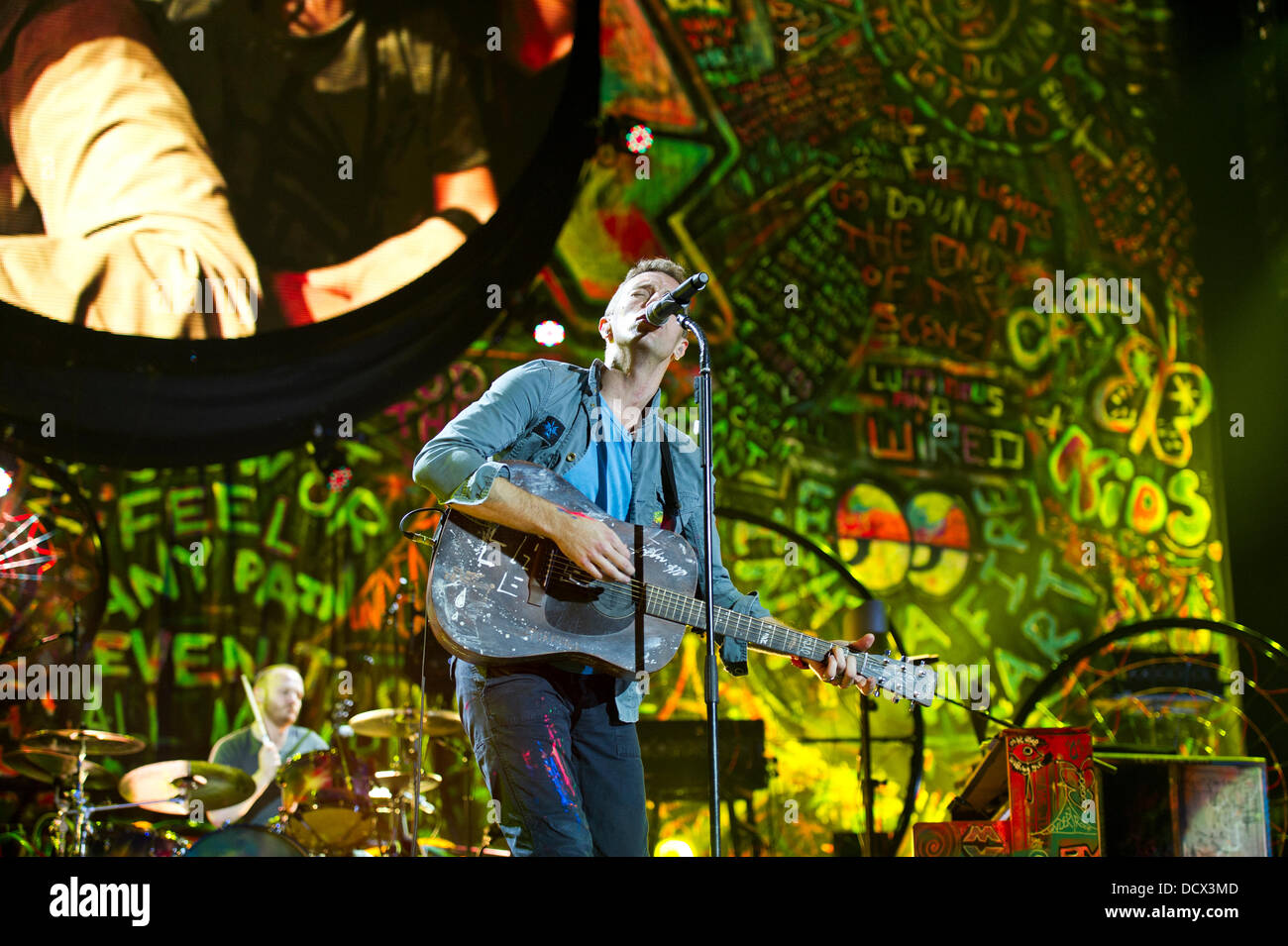 Chris martin performing live coldplay hi-res stock photography and ...