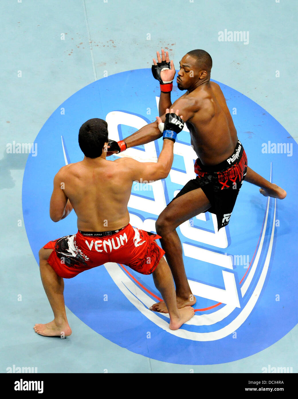 Jon Jones vs Lyoto Machida UFC 140 Welterweight bout at the Air Canada ...