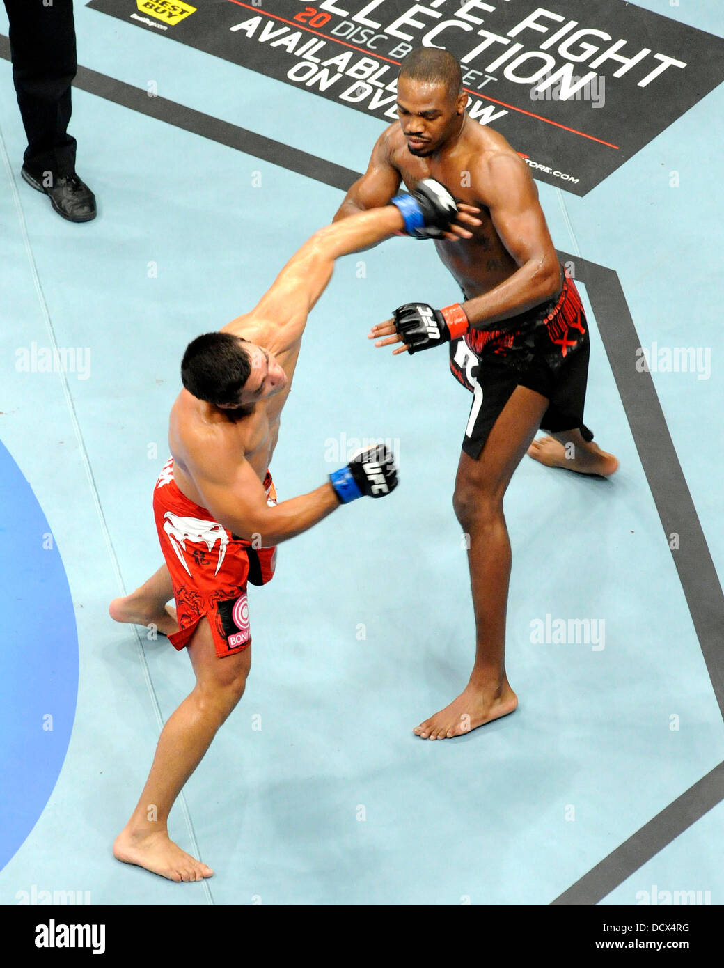 Jon Jones vs Lyoto Machida UFC 140 Welterweight bout at the Air Canada ...