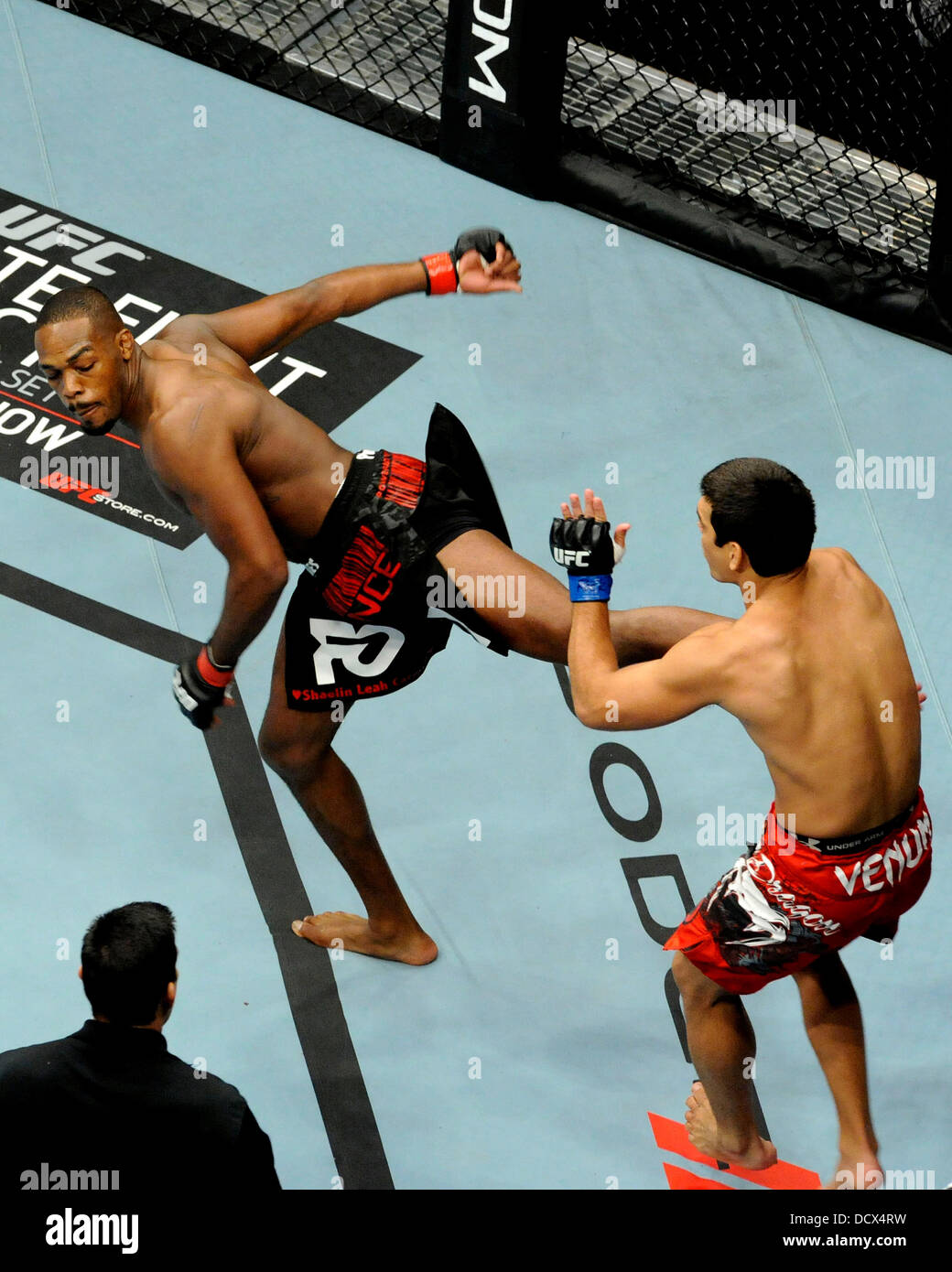 Jon Jones vs Lyoto Machida UFC 140 Welterweight bout at the Air Canada ...