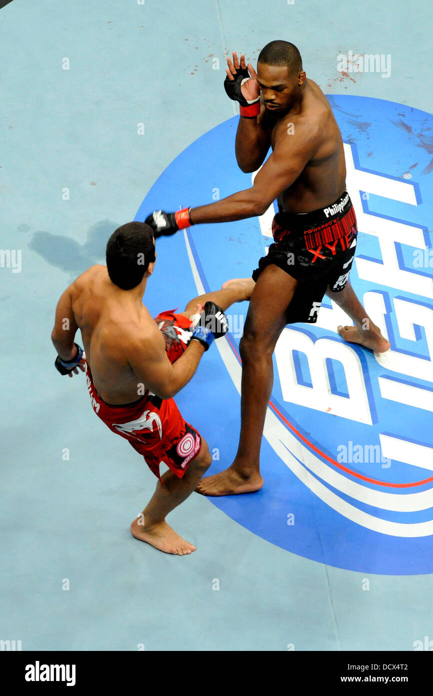 Jon Jones vs Lyoto Machida UFC 140 Welterweight bout at the Air Canada ...