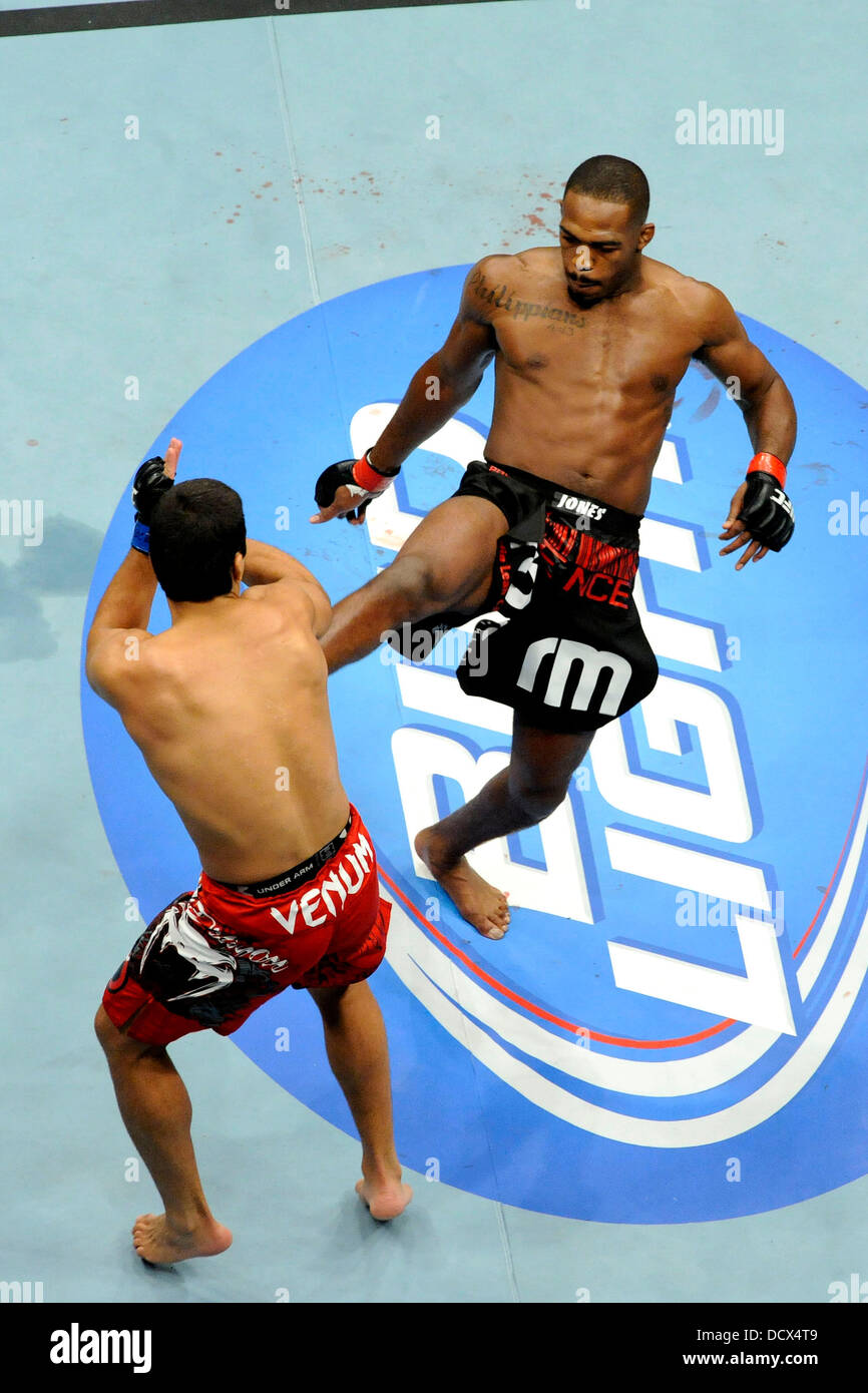 Jon Jones vs Lyoto Machida UFC 140 Welterweight bout at the Air Canada ...