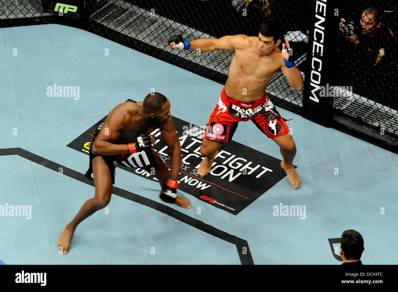 Jon Jones vs Lyoto Machida UFC 140 Welterweight bout at the Air Canada ...