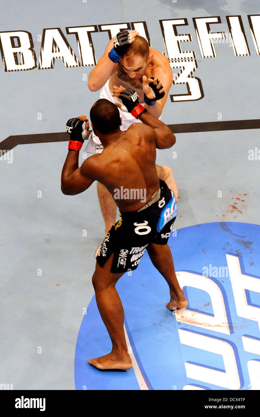 Claude Patrick vs Brian Ebersole UFC 140 Welterweight bout at the Air ...