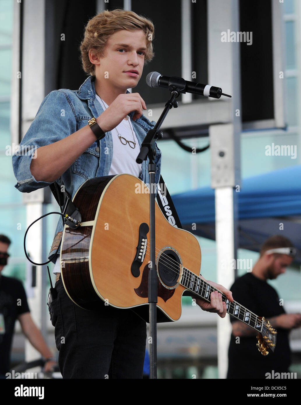 Cody Simpson Y100 Jingle Ball at the Bank Atlantic Center Sunrise ...