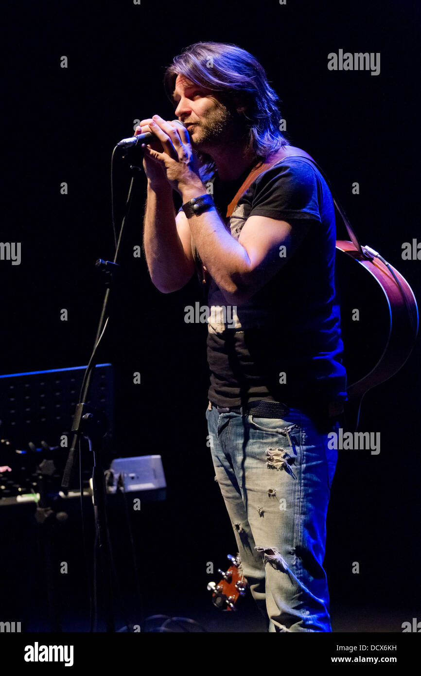 Ray Wilson, (ex-Genesis vocalist) performing live at Teatro do Bairro ...