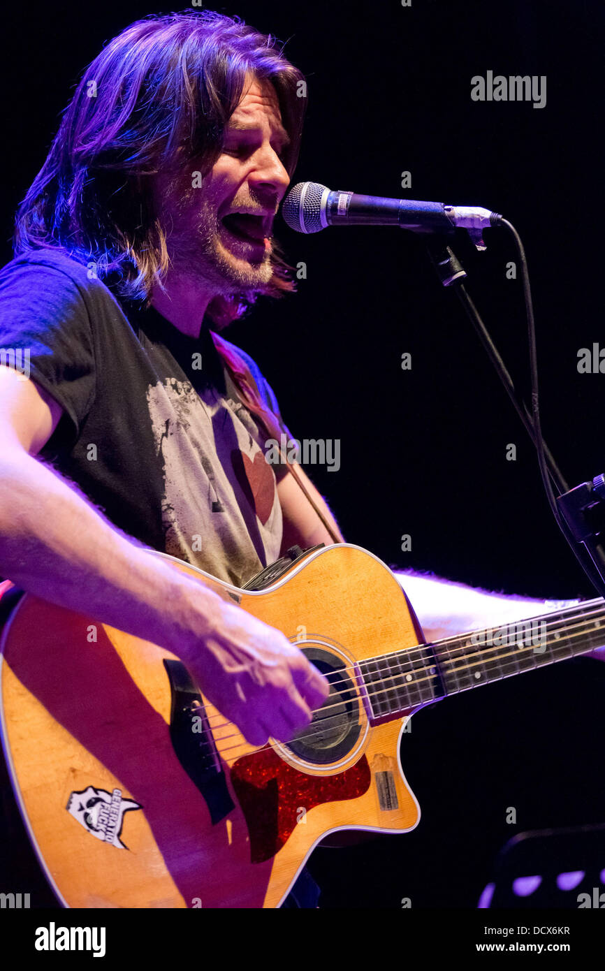 Ray Wilson, (ex-Genesis vocalist) performing live at Teatro do Bairro ...
