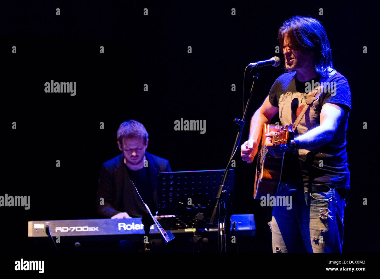 Ray Wilson, (ex-Genesis vocalist) performing live at Teatro do Bairro ...