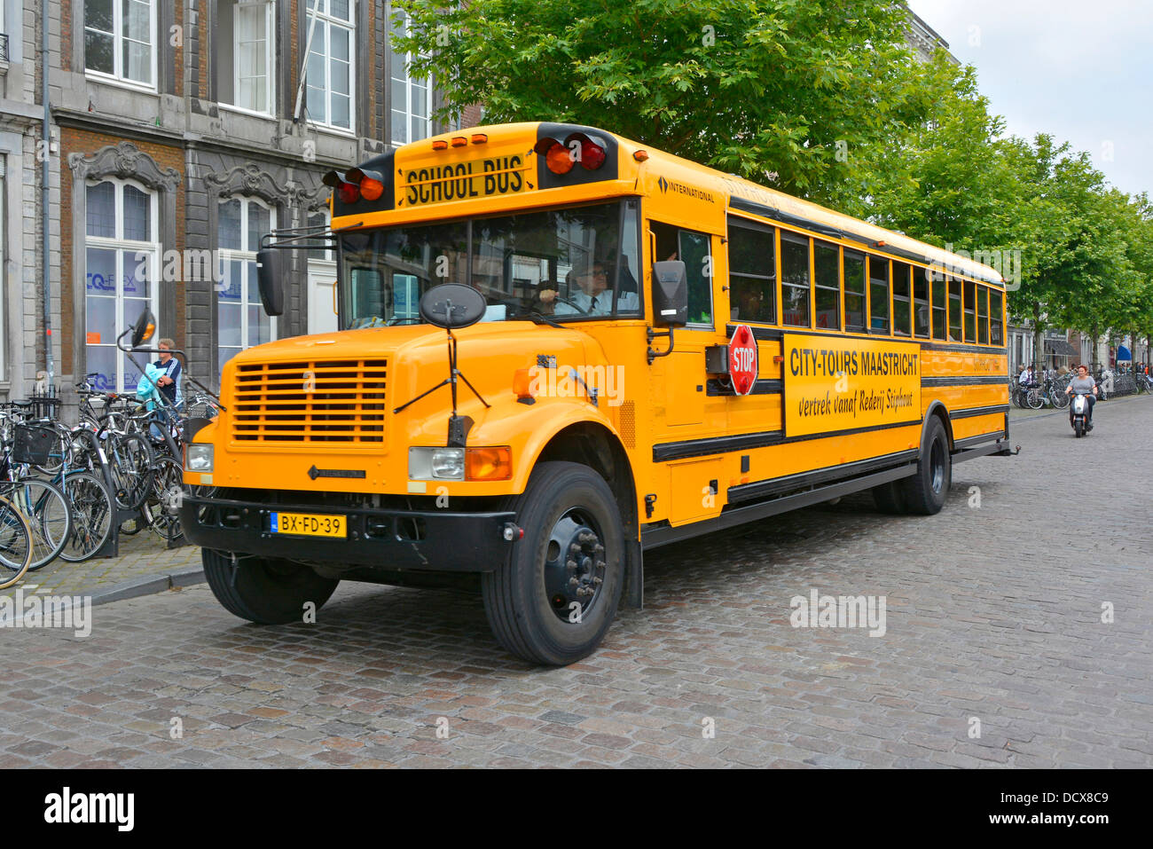 Yellow tour bus hi-res stock photography and images - Alamy