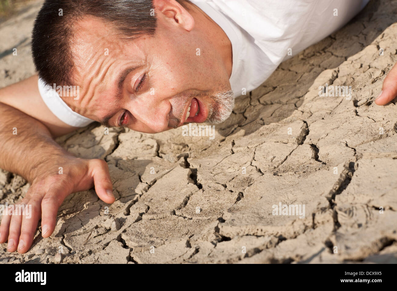 thirsty man in a desert is looking for water Stock Photo - Alamy