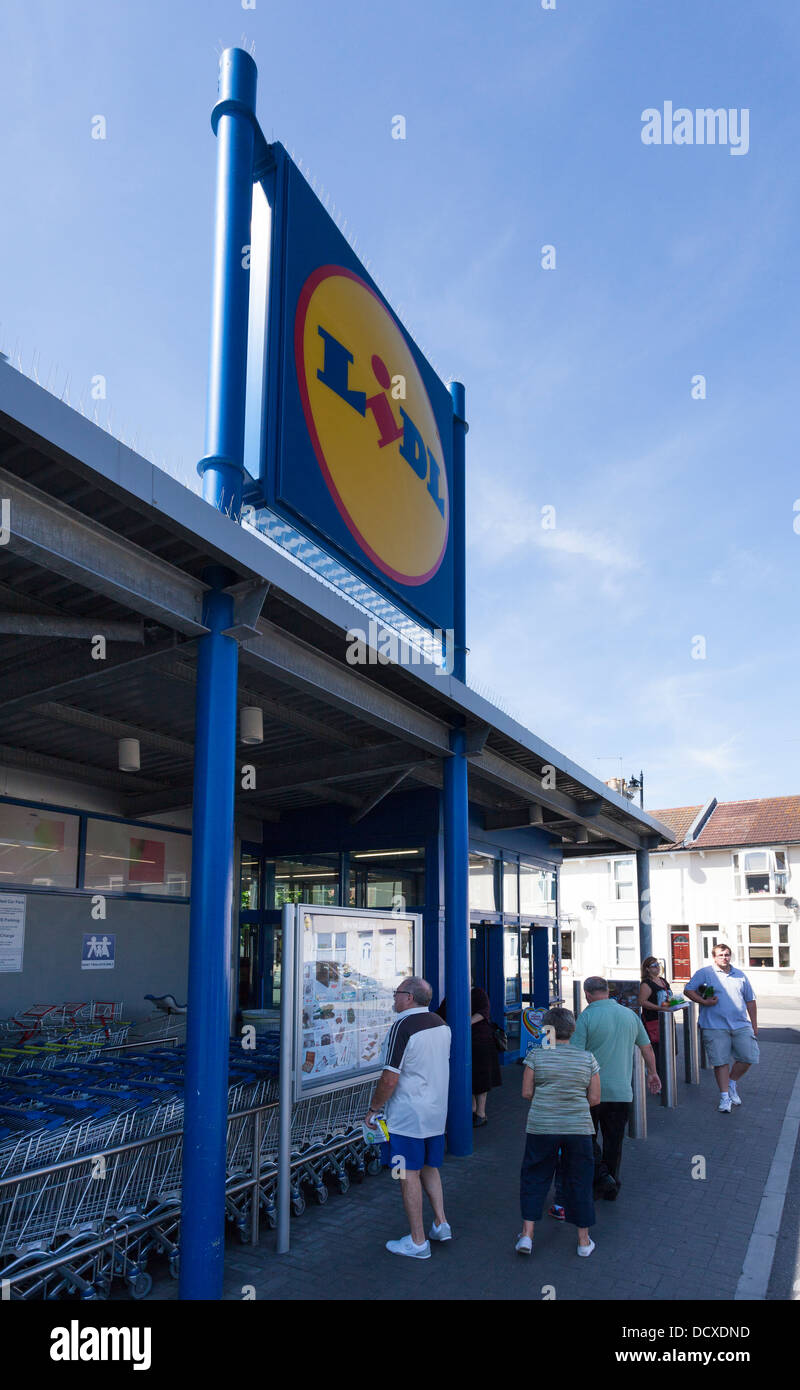 Lidl uk entrance hi-res stock photography and images - Alamy