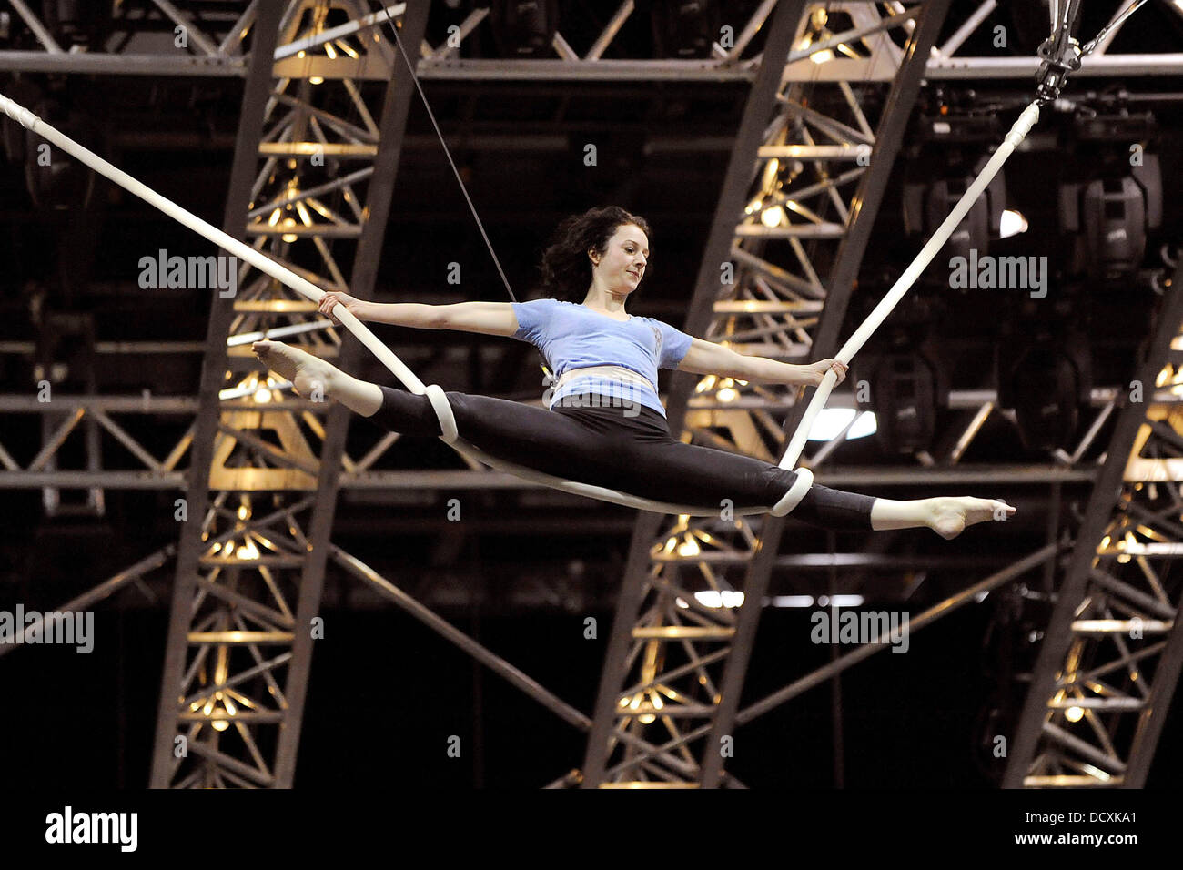 Cloud Swing performer Donna Maree Steven Cirque du Soleil's Quidam ...