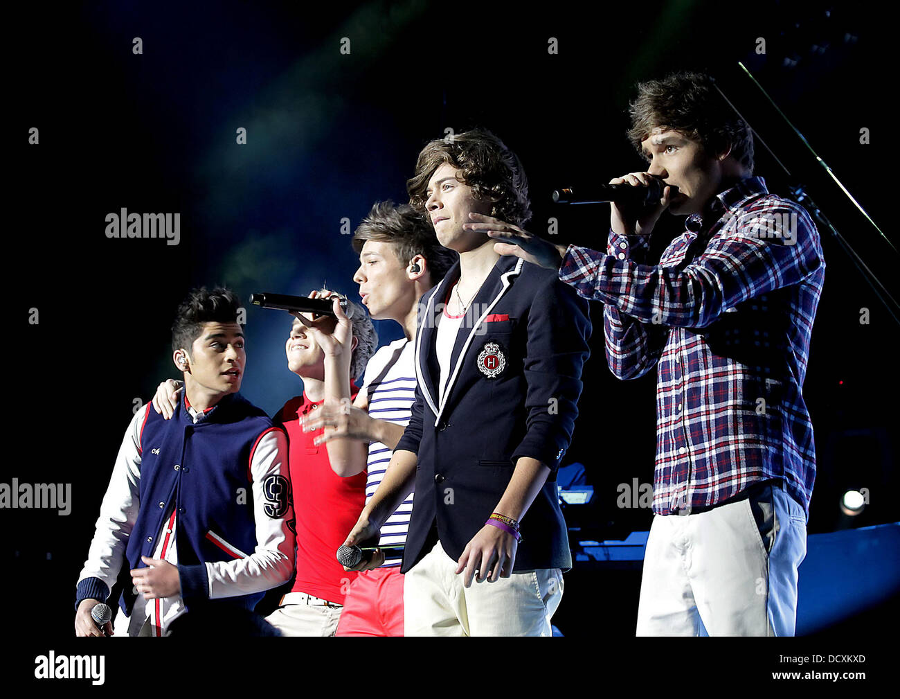 Blue boy band singing hi-res stock photography and images - Alamy