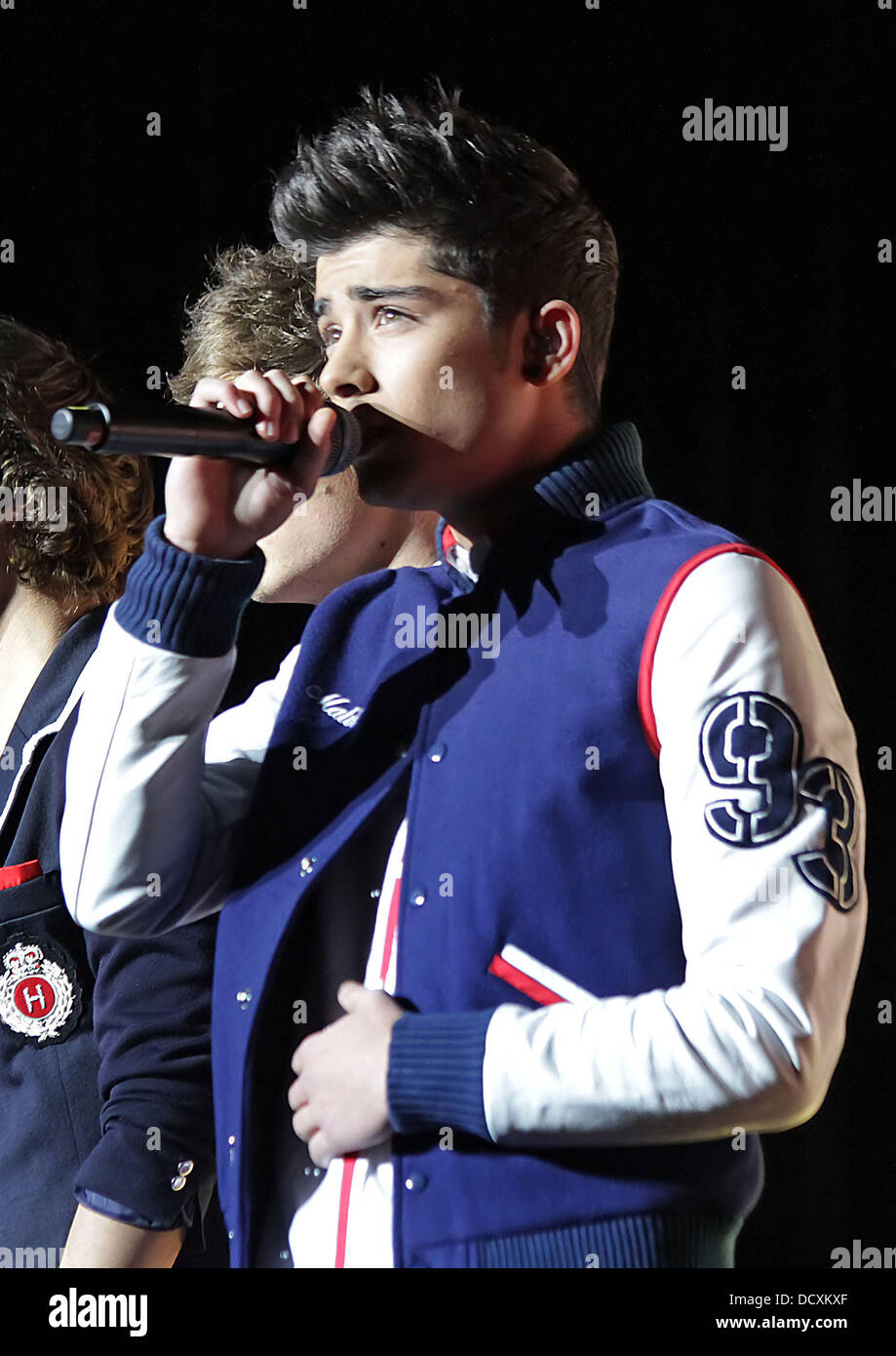 Zayn malik one direction performing hi-res stock photography and images ...