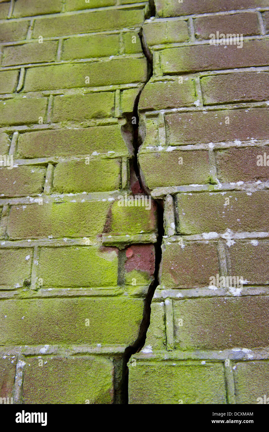 old broken wall Stock Photo - Alamy