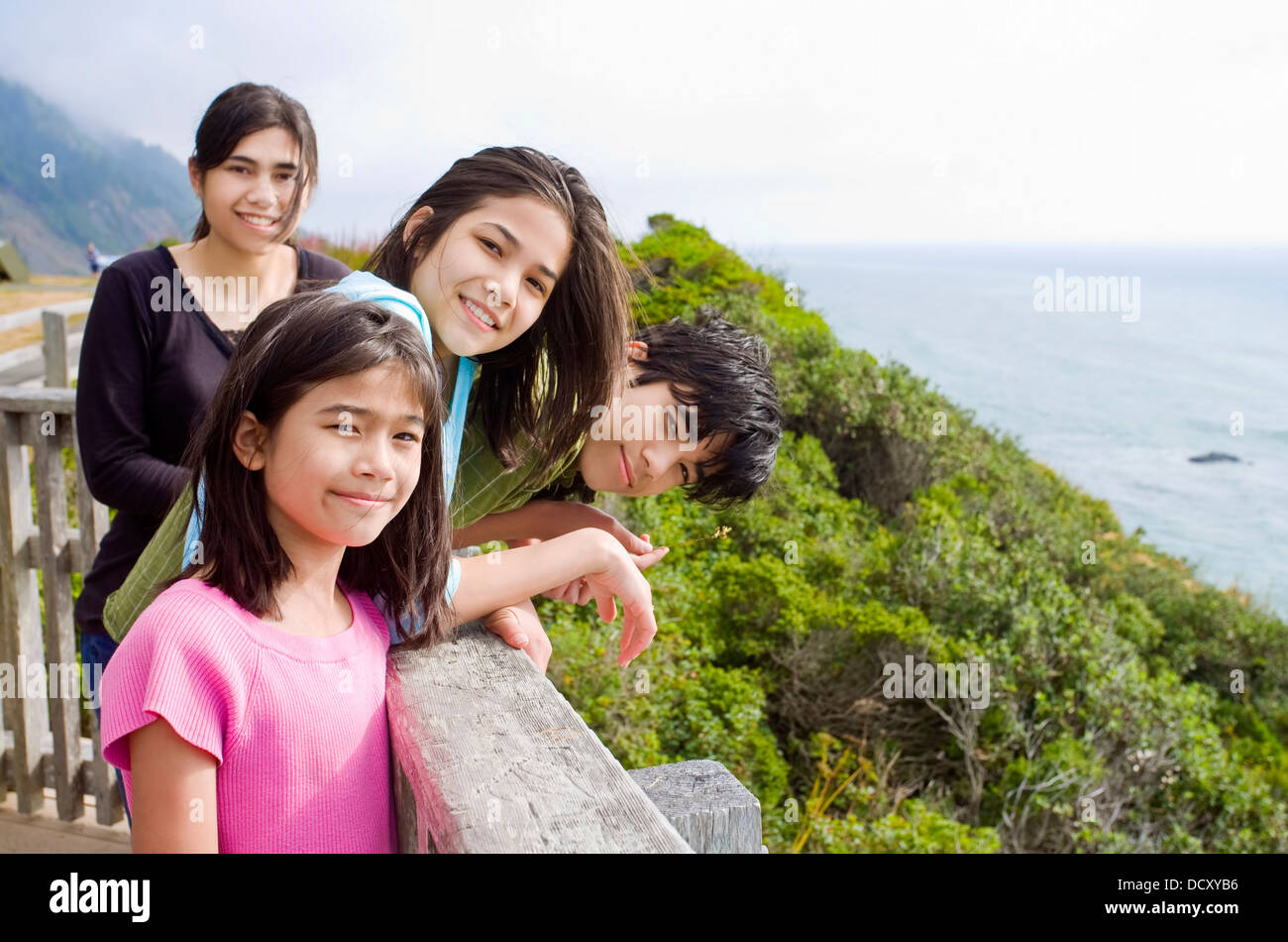 Four children by sea hi-res stock photography and images - Alamy