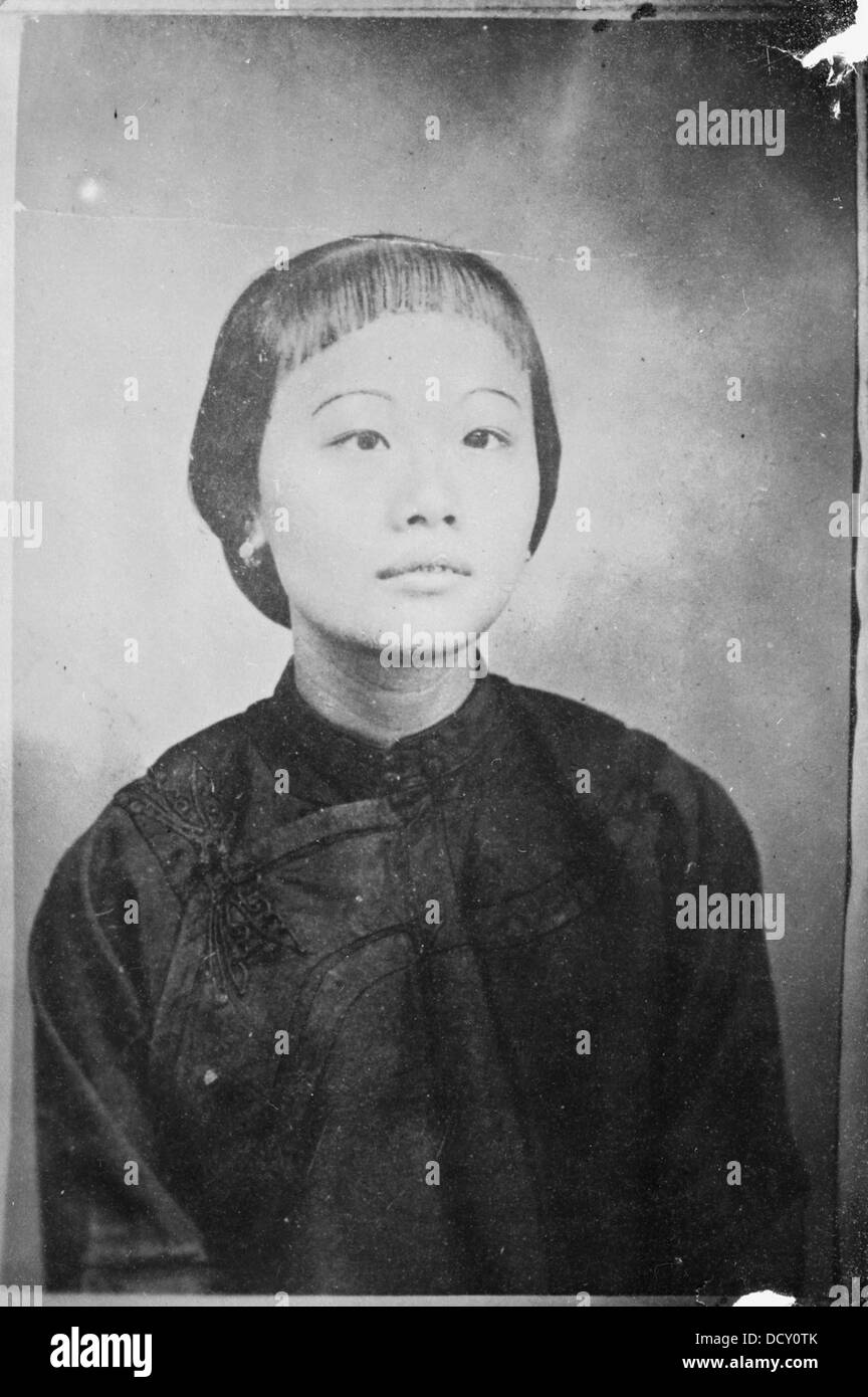 An identification photograph of Leon Shee, likely a historical figure ...
