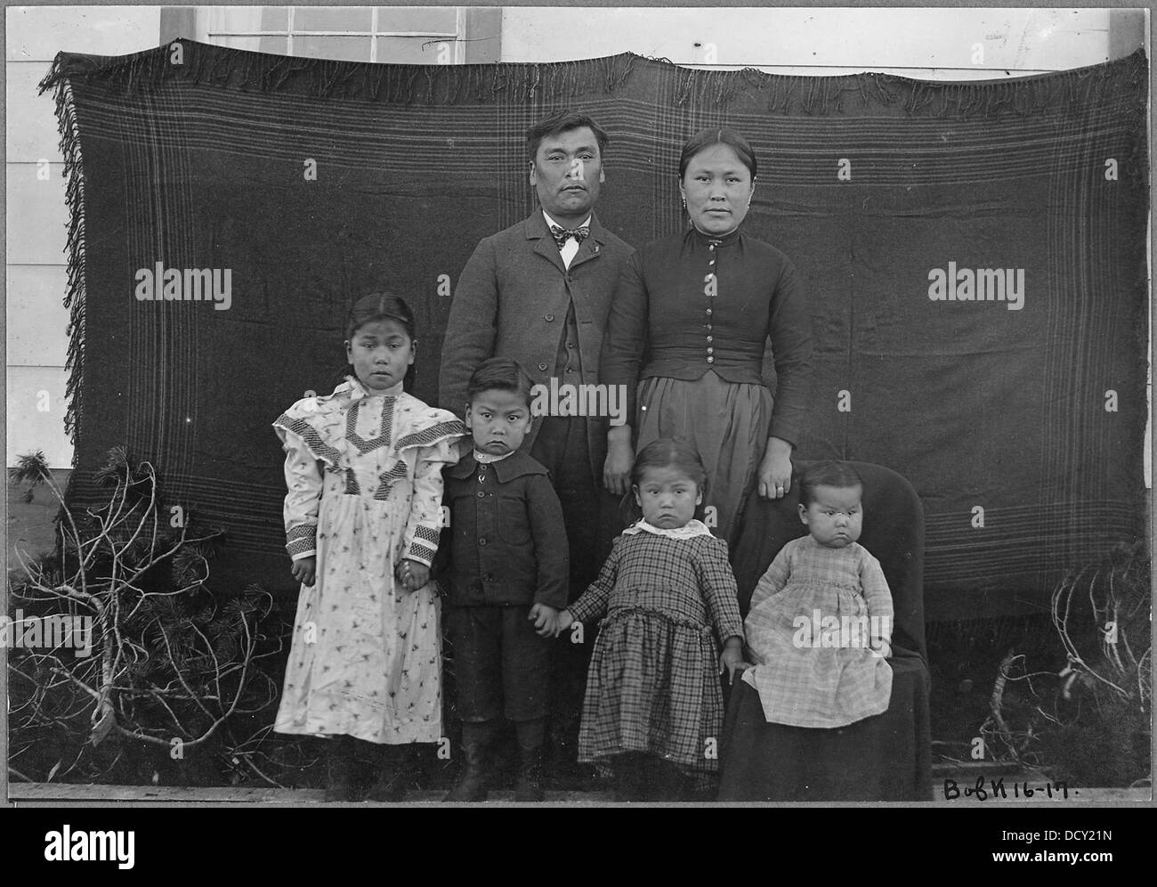 American indigenous family gathering hi-res stock photography and ...