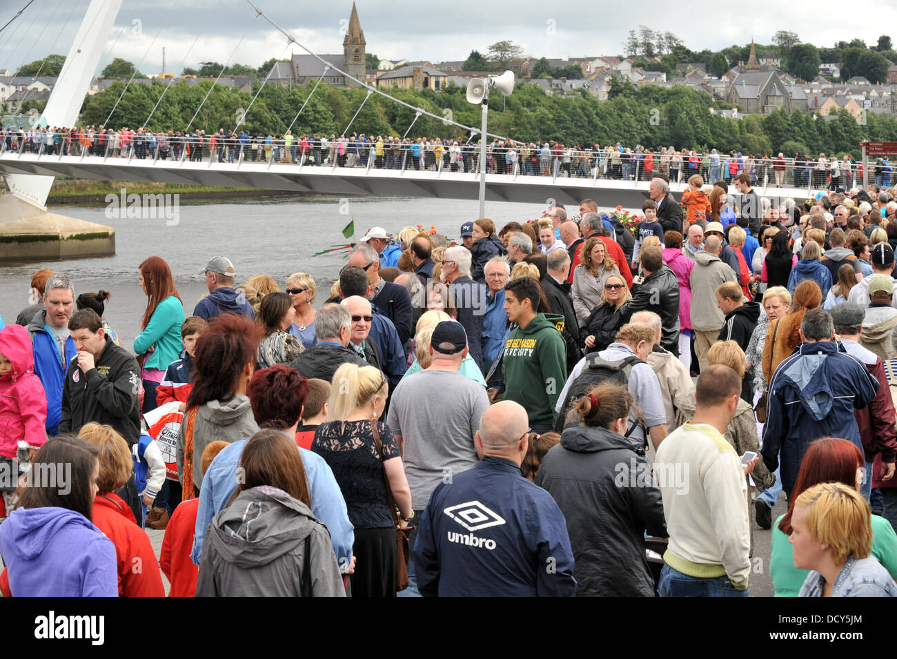 Crowd on bridge fleadh cheoil derry londonderry hi-res stock ...
