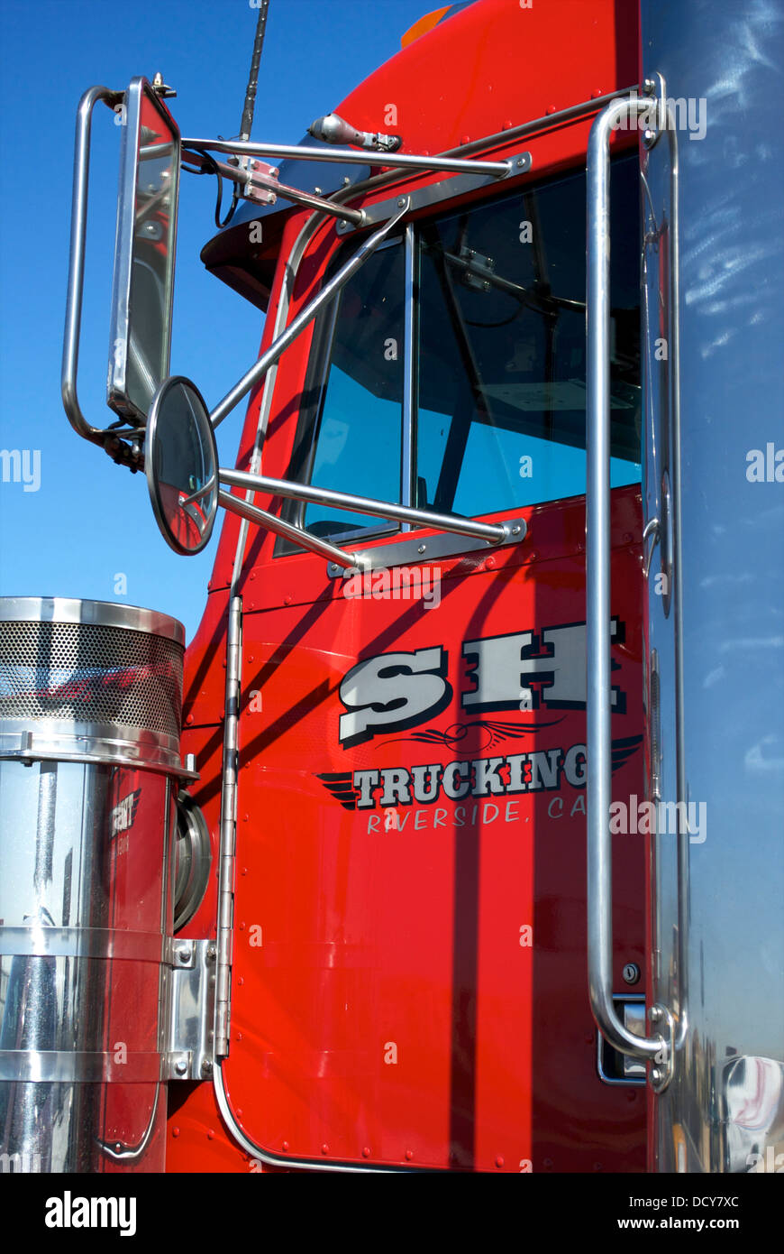 Close-up of an post-box red, American big-rig truck Stock Photo - Alamy
