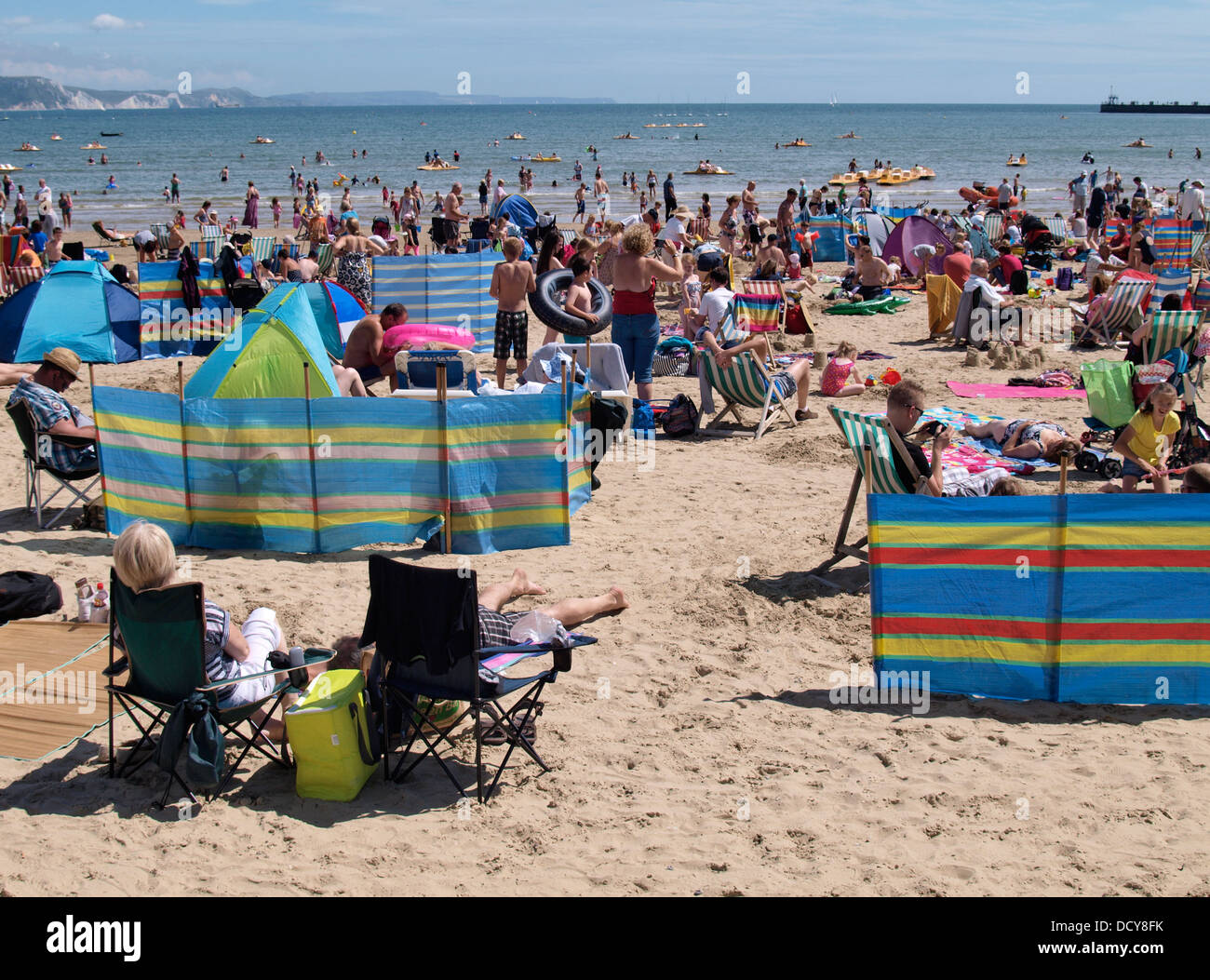 Crowded beach weymouth england uk hi-res stock photography and images ...