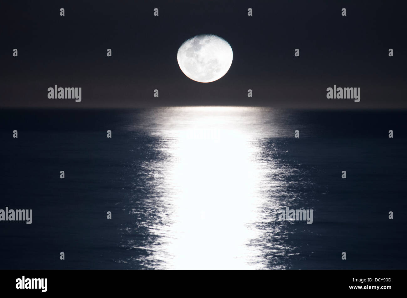 Ocean reflecting moon hi-res stock photography and images - Alamy