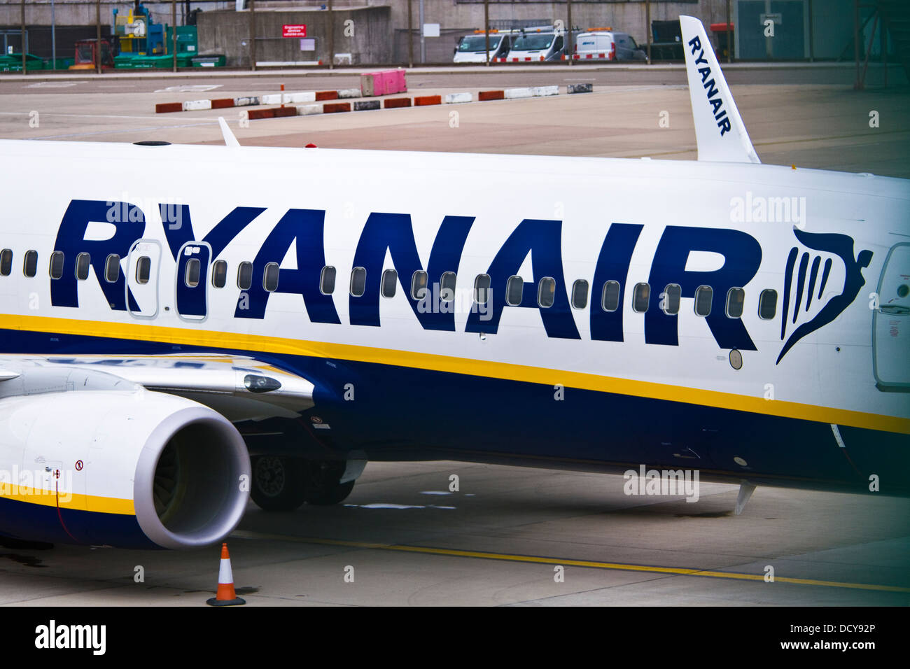 Logo airline ryanair hi-res stock photography and images - Alamy
