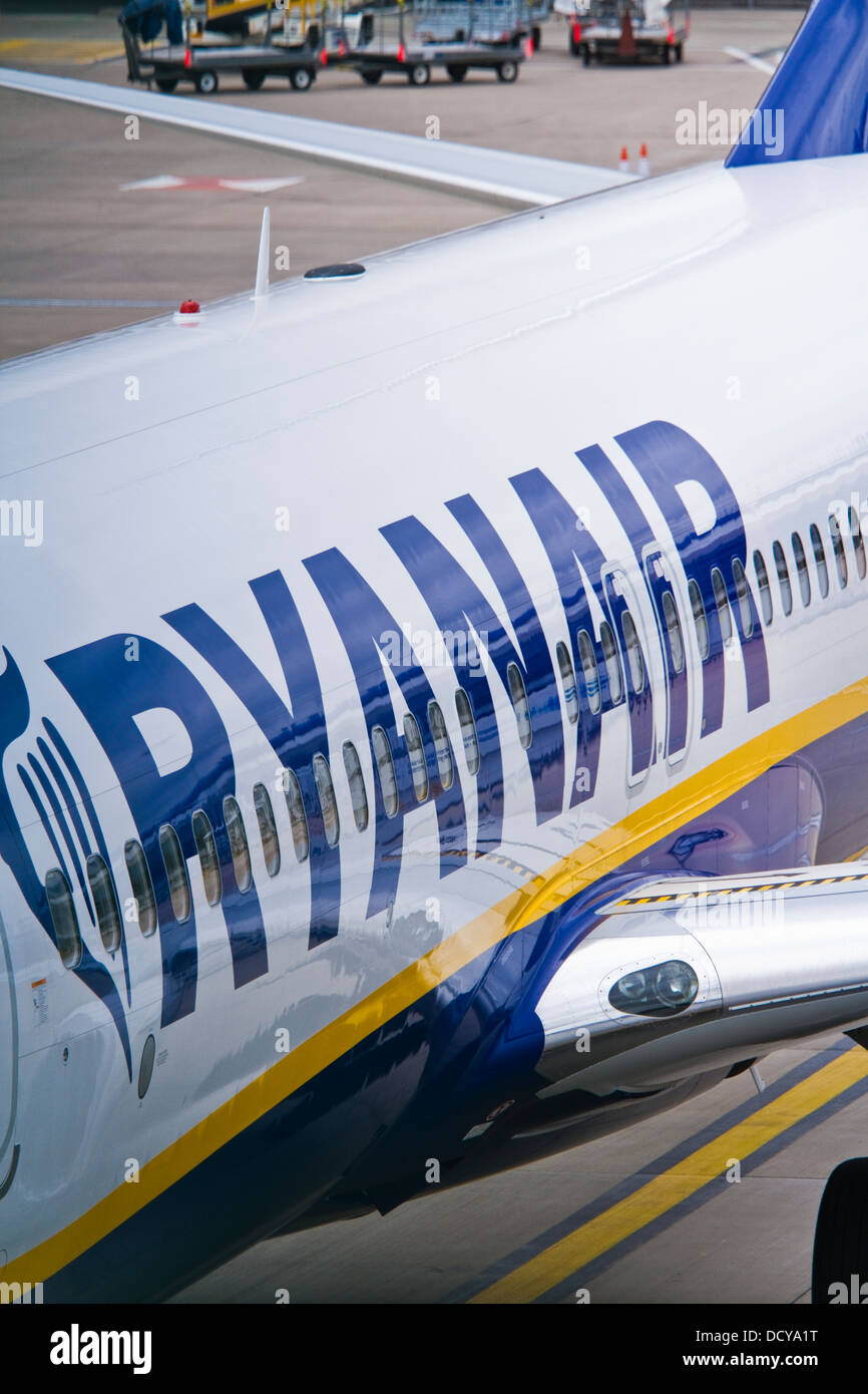 Logo airline ryanair hi-res stock photography and images - Alamy